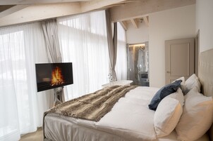 Roupas de cama antialérgicas, frigobar, cofres nos quartos, escrivaninha