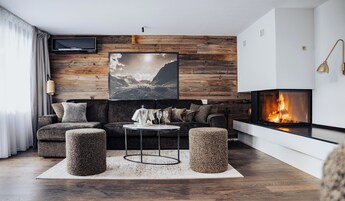 Penthouse Deluxe Suite Matterhorn View | Área de estar | TV de tela plana