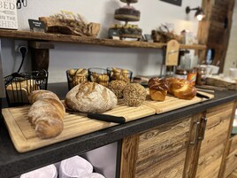 Pequeno-almoço tipo buffet diário mediante uma taxa 