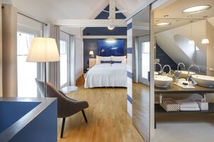 Suite Júnior | Sala de estar | TV de ecrã plano 