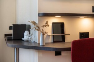 Petite Double Room | Área de estar | TV de tela plana 32 polegadas com canais a cabo, TV