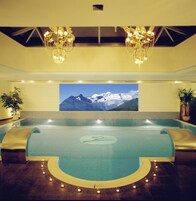 Piscina interior, espreguiçadeiras 