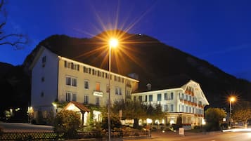 Fachada da propriedade à noite