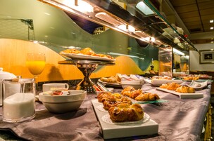 Pequeno-almoço tipo buffet diário (12 EUR por pessoa) 