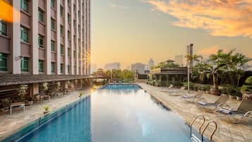 Piscina exterior, espreguiçadeiras