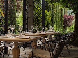 Serviço de café da manhã, almoço, jantar; vistas para o jardim