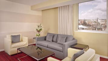 Quarto Executivo (Sofa Bed 1 King) | Roupa de alta qualidade, cofre com capacidade para portátil, secretária