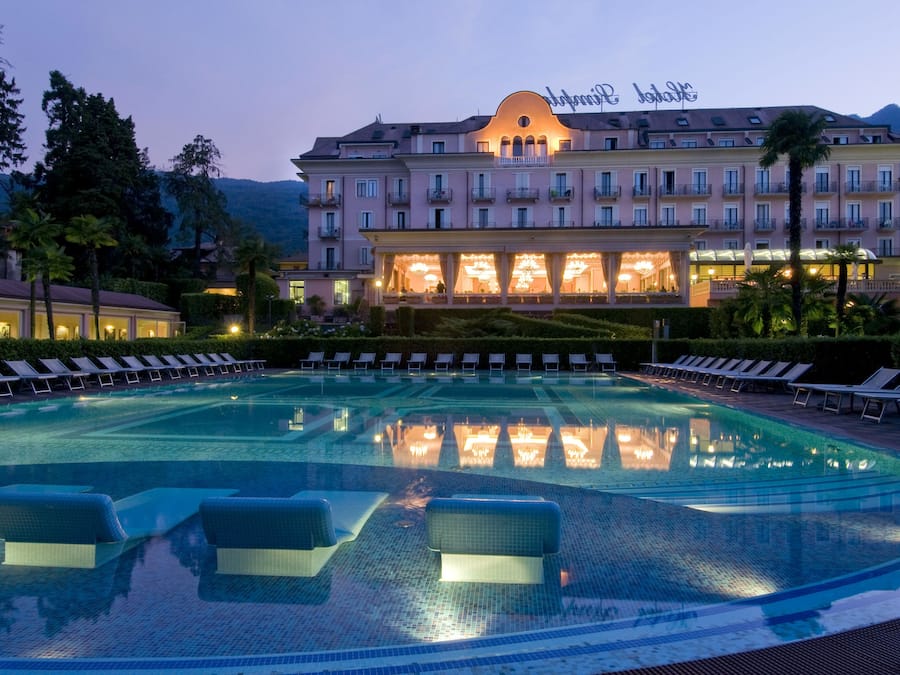 Piscina exterior sazonal, guarda-sóis, espreguiçadeiras