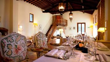 Café da manhã com buffet todos os dias (EUR 12 por pessoa)