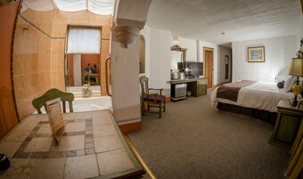 Suíte, 1 cama King, para fumantes | Cofres nos quartos, ferros/tábuas de passar roupa