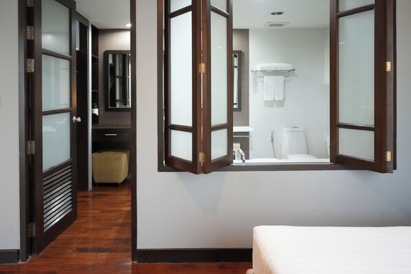 Deluxe C Room | Casa de banho | Um polibã e uma banheira separados, um chuveiro fixo