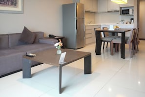 Suite, 3 quartos | Kitchenette privada | Um frigorífico, uma placa de cozinha, uma cafeteira/bule