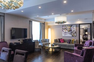 Suíte presidencial, 1 cama de casal (Executive Level) | Sala de estar | TV LCD 40 polegadas com canais a cabo, TV