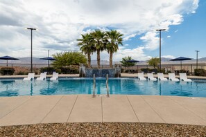 Piscina externa, funciona das 9h às 22h, guarda-sóis, espreguiçadeiras