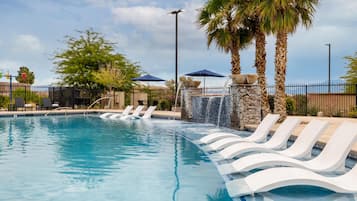 Piscina exterior, da(s) 9:00 à(s) 22:00, guarda-sóis, espreguiçadeiras