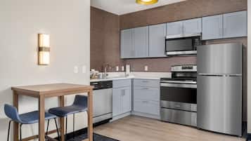 Estúdio, 1 cama King, para não fumantes | Cozinha privada | Geladeira grande, micro-ondas, cooktop, lava-louças