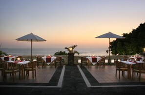 Pequenos-almoços, almoços, jantares servidos, com vista para a praia