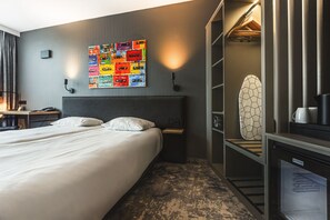 Quarto casal standard | Cofres nos quartos, escrivaninha, cortinas blackout, Wi-Fi de cortesia