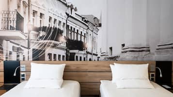 Quarto superior, 2 camas de solteiro | Roupas de cama premium, frigobar, cofres nos quartos, escrivaninha