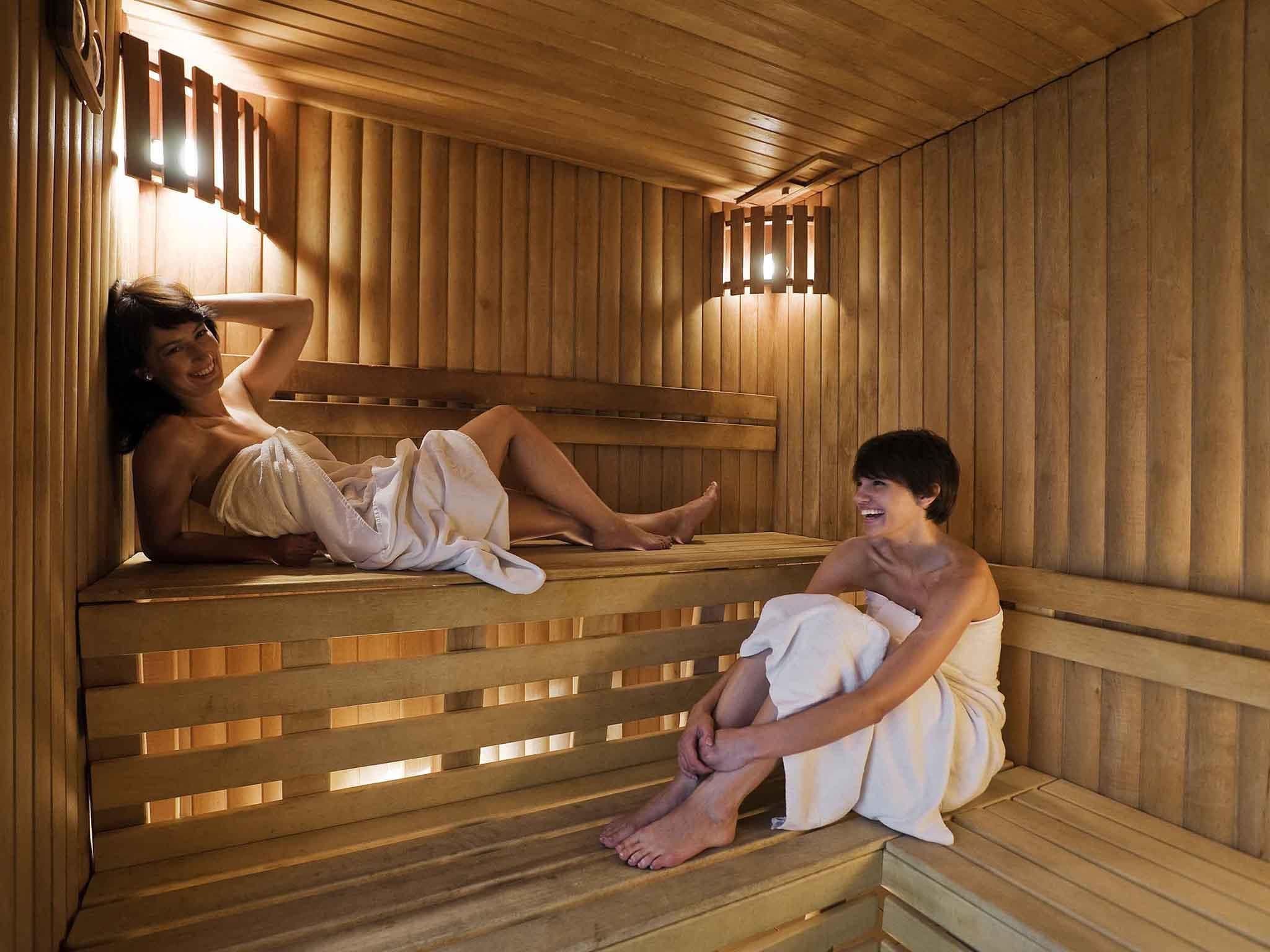 Uma sauna de madeira com bancos.