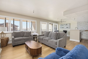 Luxury King-Queen-Sofa (Family Suite) Full Harbor View – Non Pet Friendly | Área de estar | TV de tela plana