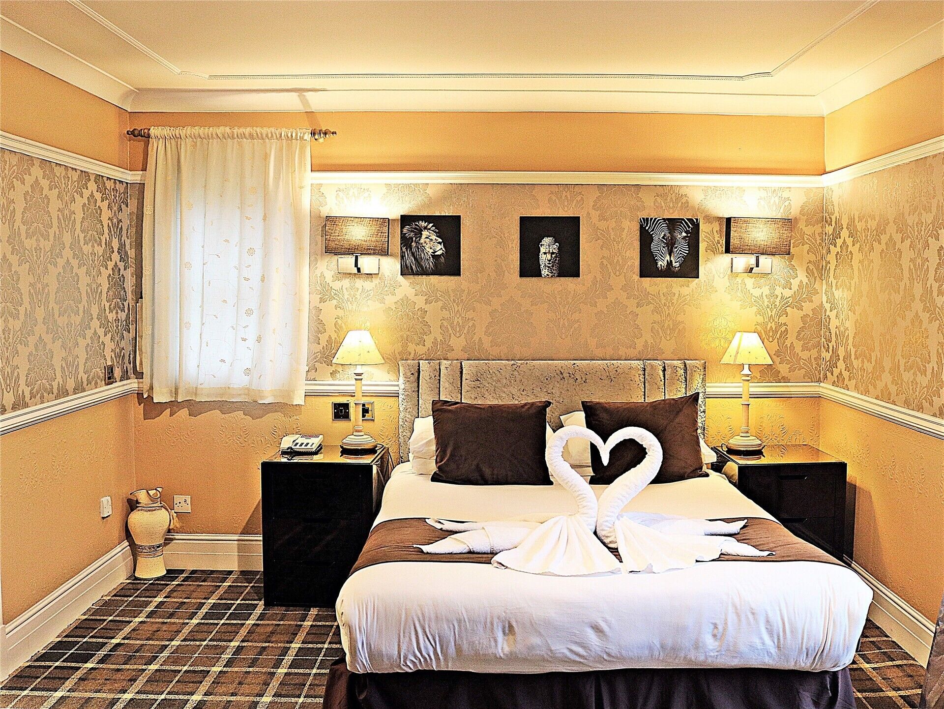 Cofres nos quartos, ferros/tábuas de passar roupa, roupa de cama