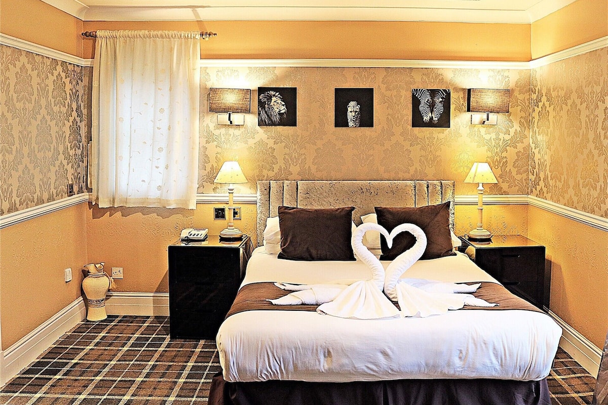 Cofres nos quartos, ferros/tábuas de passar roupa, roupa de cama