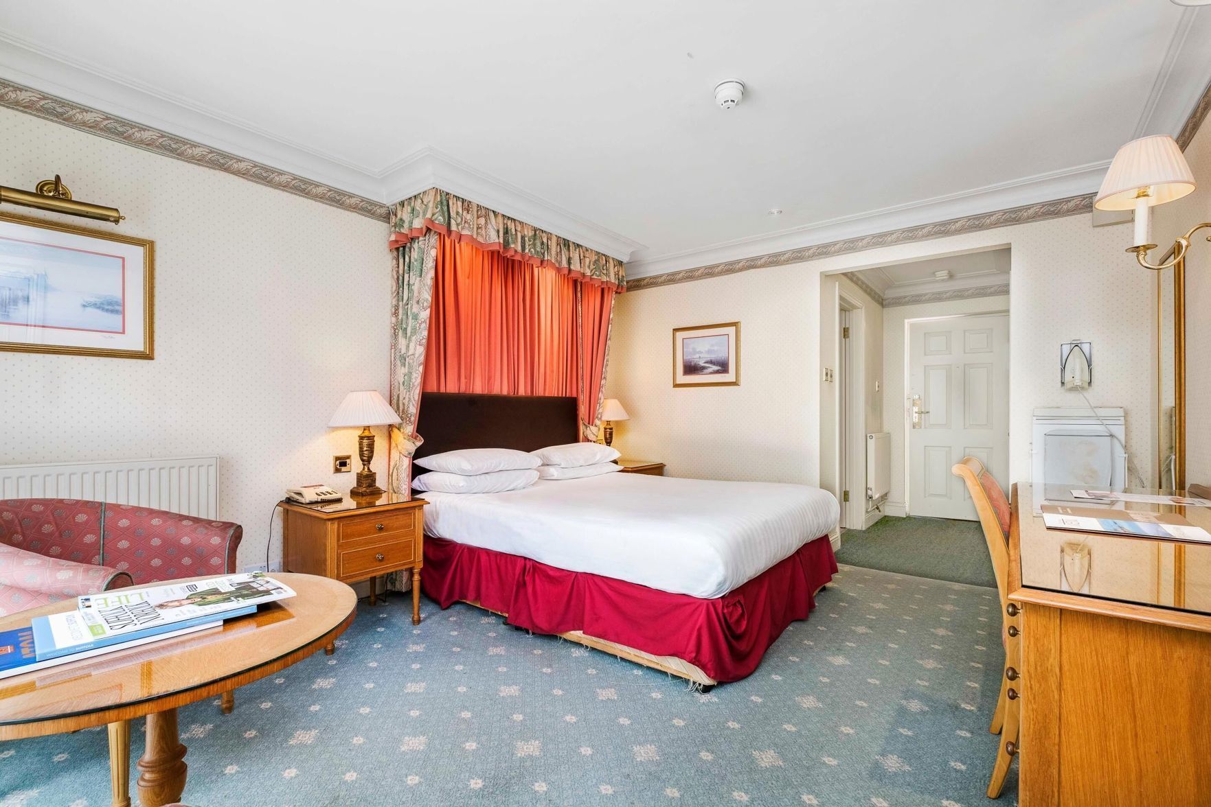 Cofres nos quartos, ferros/tábuas de passar roupa, roupa de cama