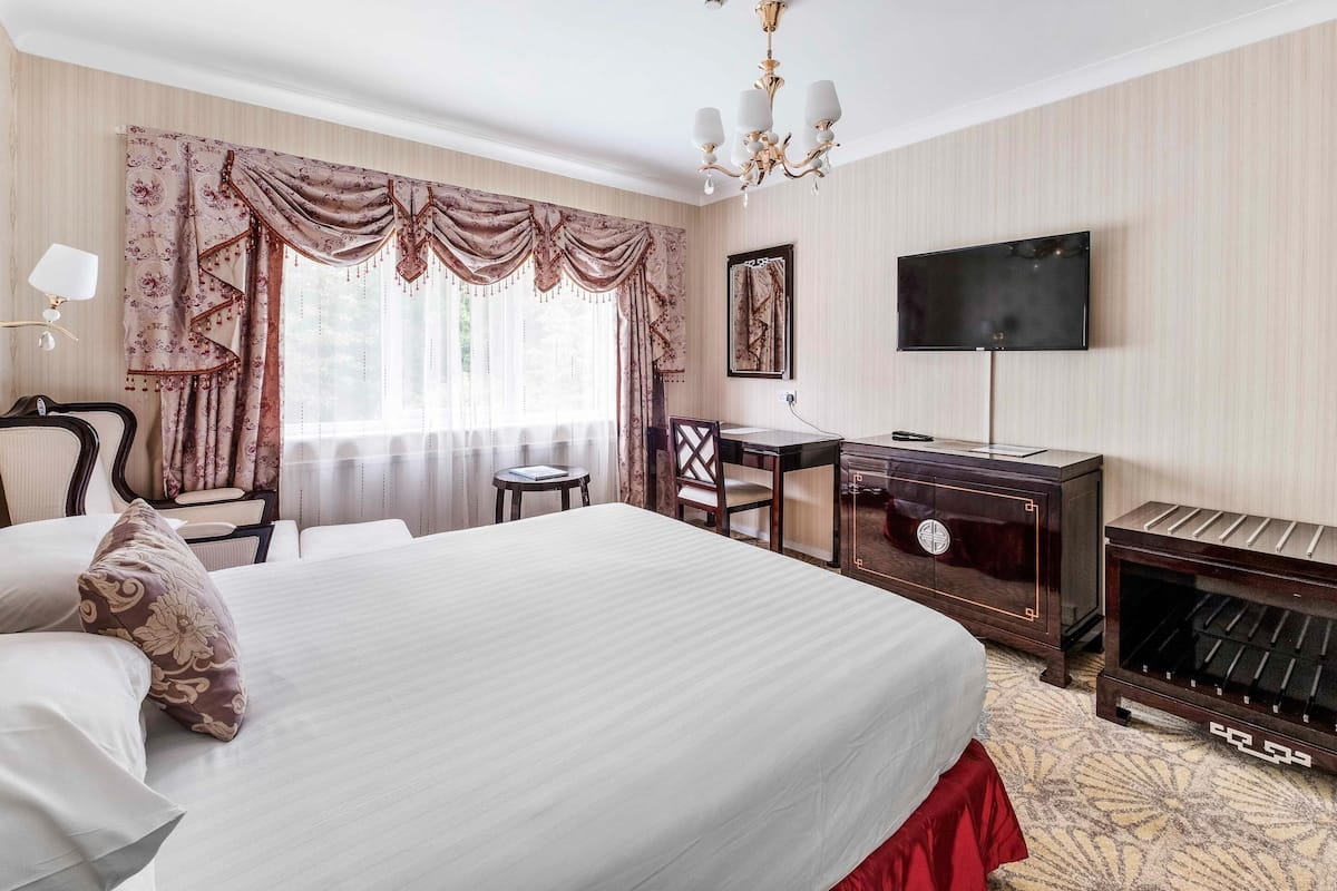 Cofres nos quartos, ferros/tábuas de passar roupa, roupa de cama