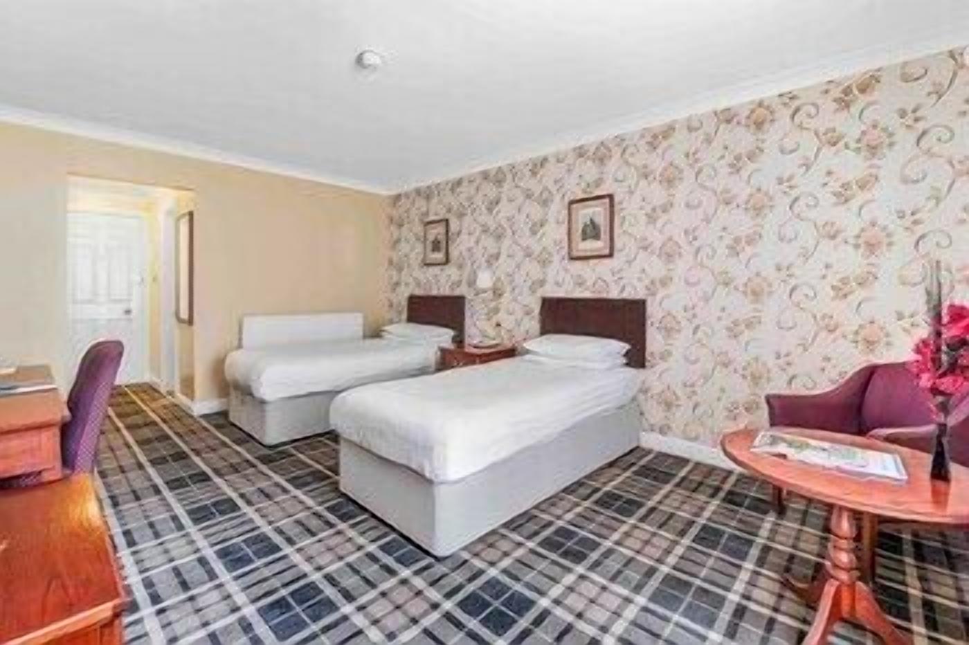 Cofres nos quartos, ferros/tábuas de passar roupa, roupa de cama