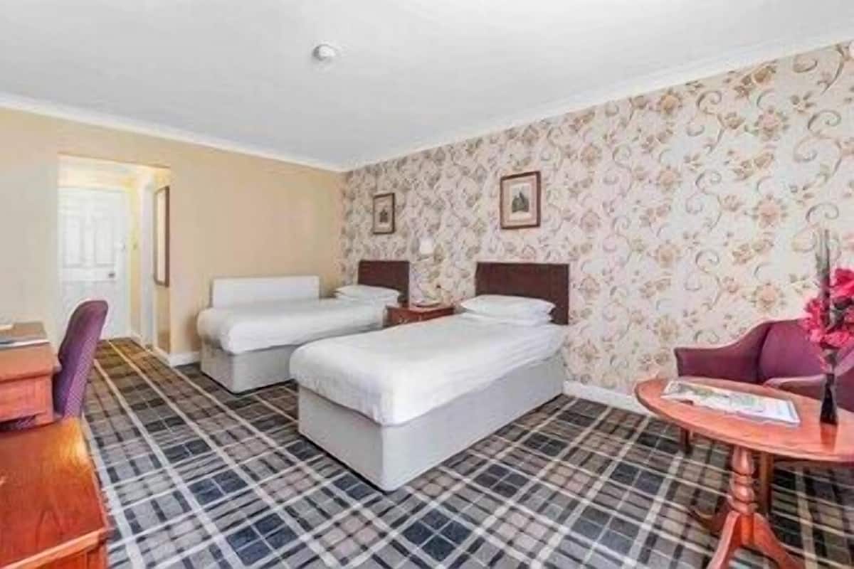 Cofres nos quartos, ferros/tábuas de passar roupa, roupa de cama