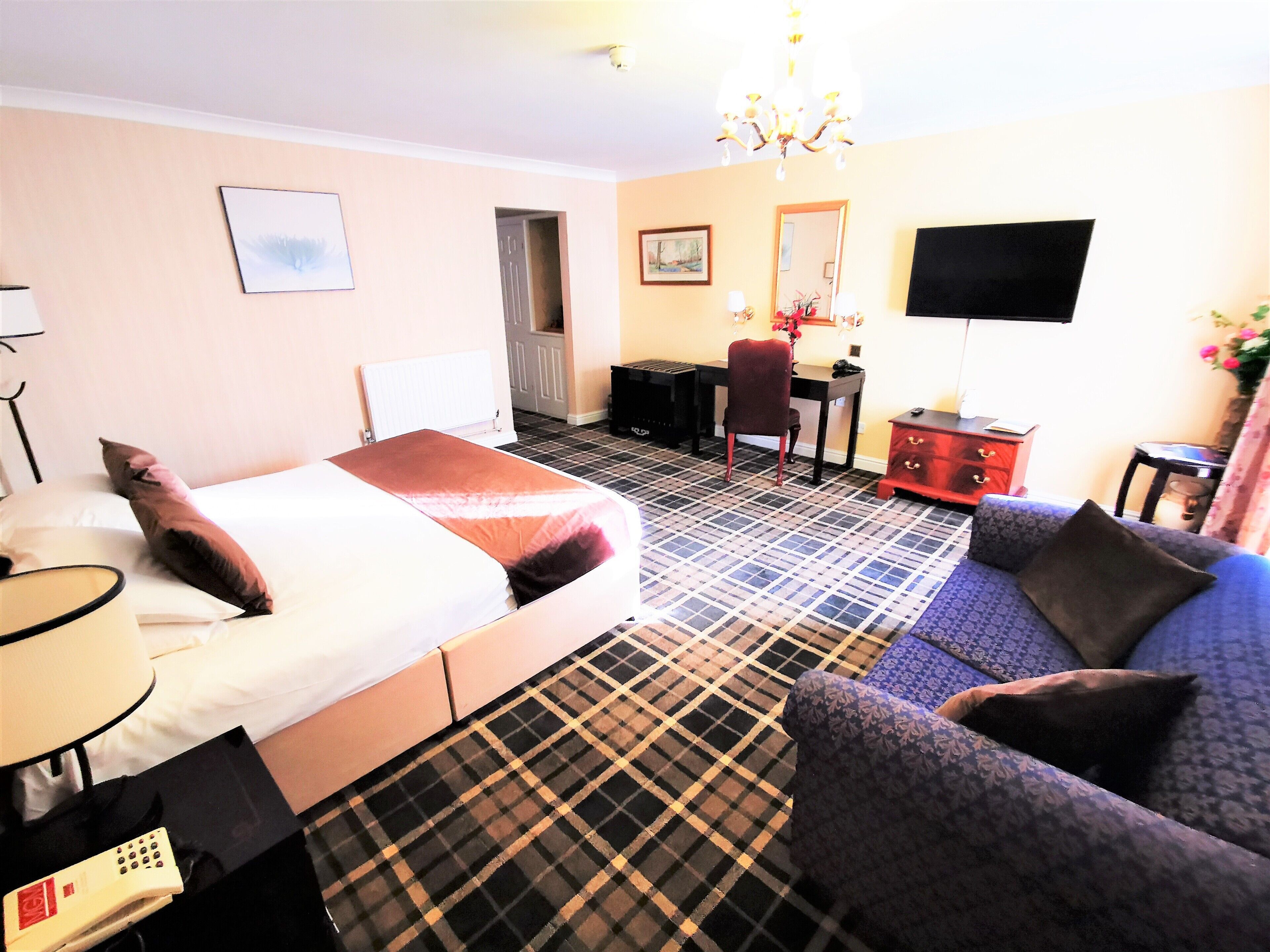 Cofres nos quartos, ferros/tábuas de passar roupa, roupa de cama