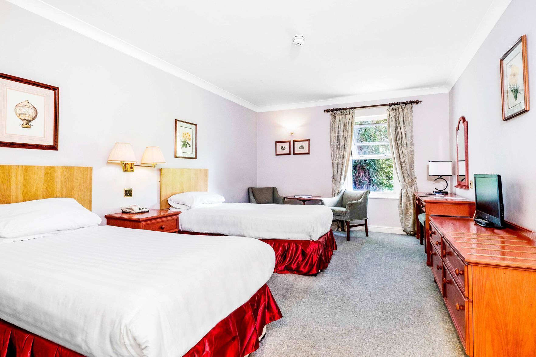 Cofres nos quartos, ferros/tábuas de passar roupa, roupa de cama