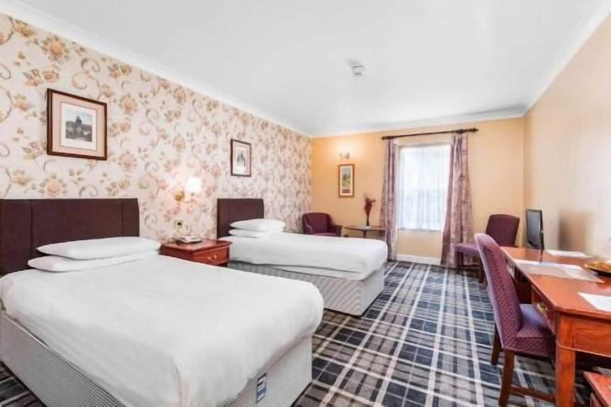 Cofres nos quartos, ferros/tábuas de passar roupa, roupa de cama