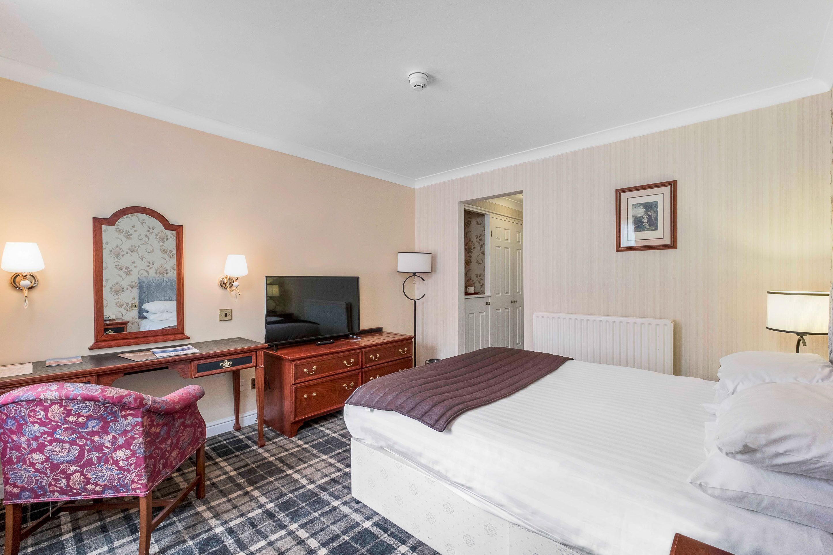 Cofres nos quartos, ferros/tábuas de passar roupa, roupa de cama