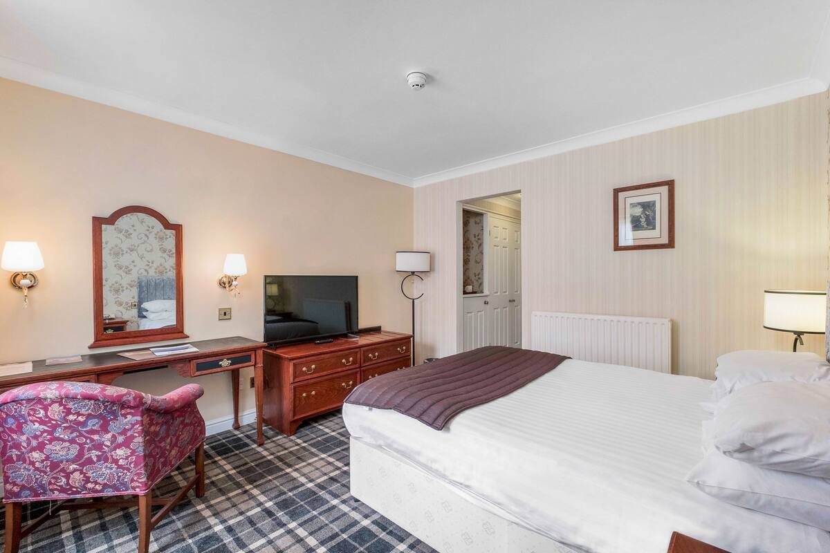 Cofres nos quartos, ferros/tábuas de passar roupa, roupa de cama