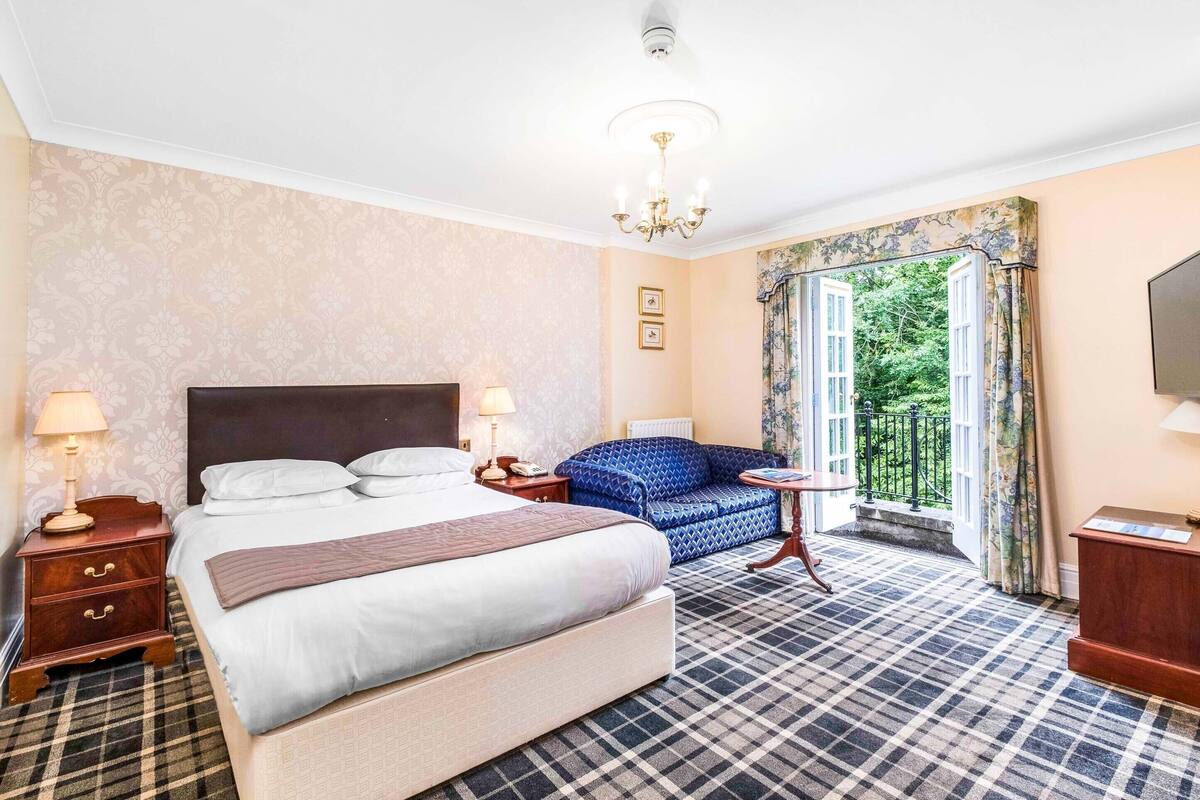 Cofres nos quartos, ferros/tábuas de passar roupa, roupa de cama