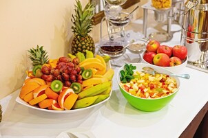 Pequeno-almoço tipo buffet diário mediante uma taxa 