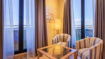 Roupas de cama premium, frigobar, cofres nos quartos, escrivaninha