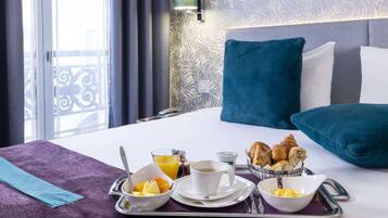 Cofre no quarto, secretária, berços/camas para crianças grátis