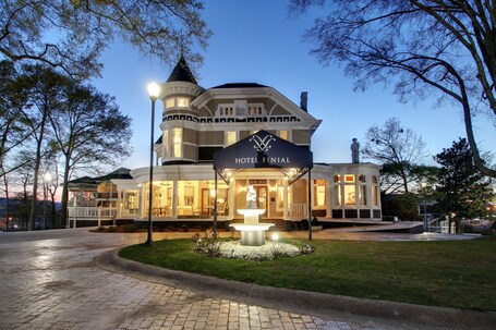 Fachada do alojamento (tarde/noite)