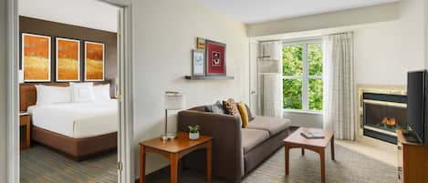 Cofre no quarto, secretária, ferro/tábua de engomar