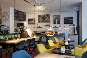 Café da manhã continental todos os dias (EUR 17 por pessoa) 