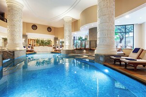 Piscina interior, espreguiçadeiras 