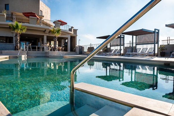 Piscina interior, espreguiçadeiras