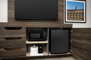 Cofre no quarto, secretária, ferro/tábua de engomar 