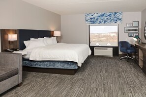 Cofre no quarto, secretária, ferro/tábua de engomar 