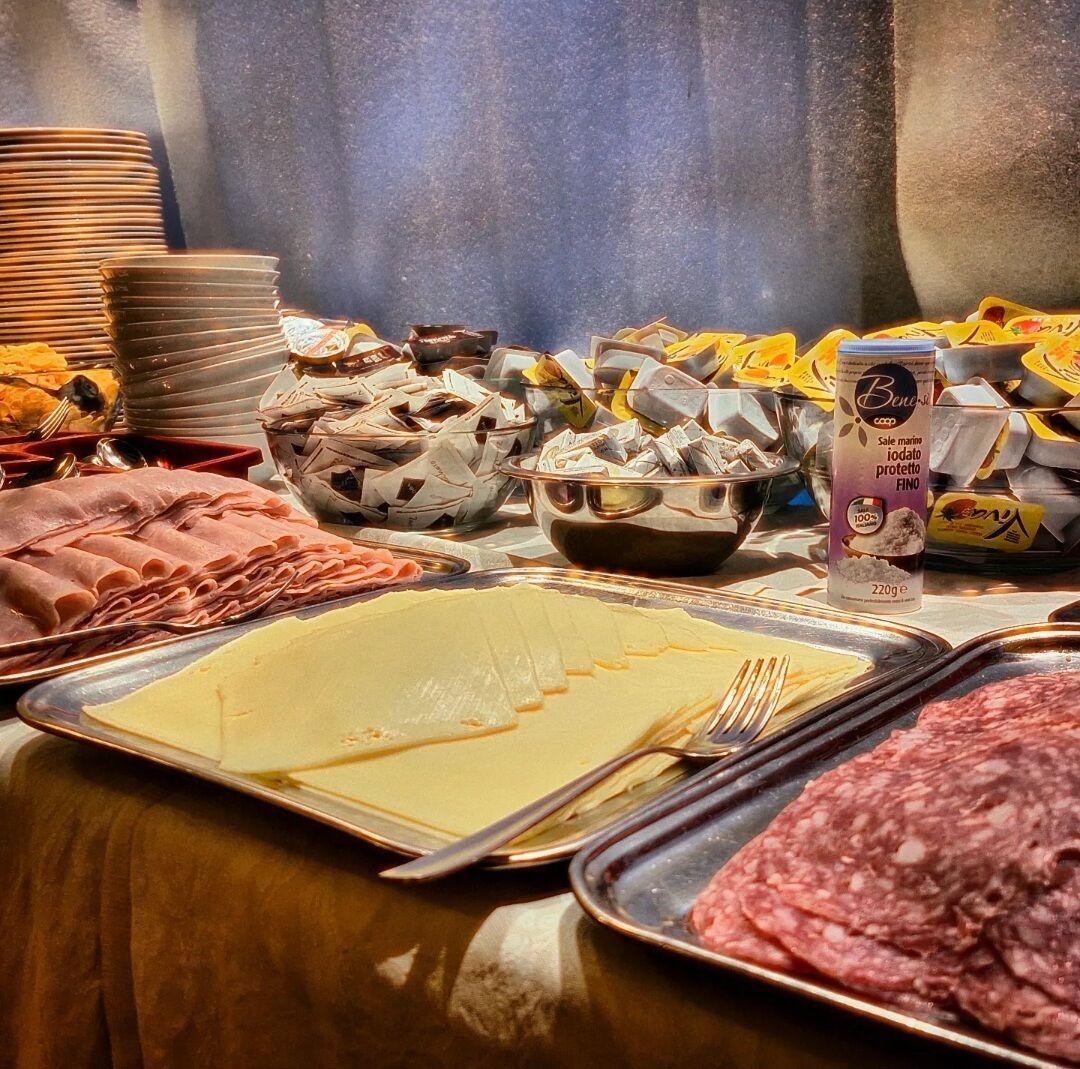 Buffet com diversos tipos de carne, queijos e produtos embalados.