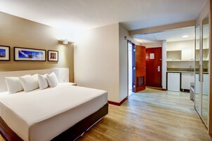 Quarto superior, acessível (Handicap) | Frigobar, cofres nos quartos, escrivaninha