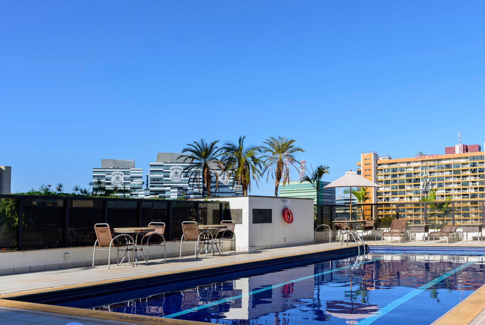 Piscina exterior, espreguiçadeiras 